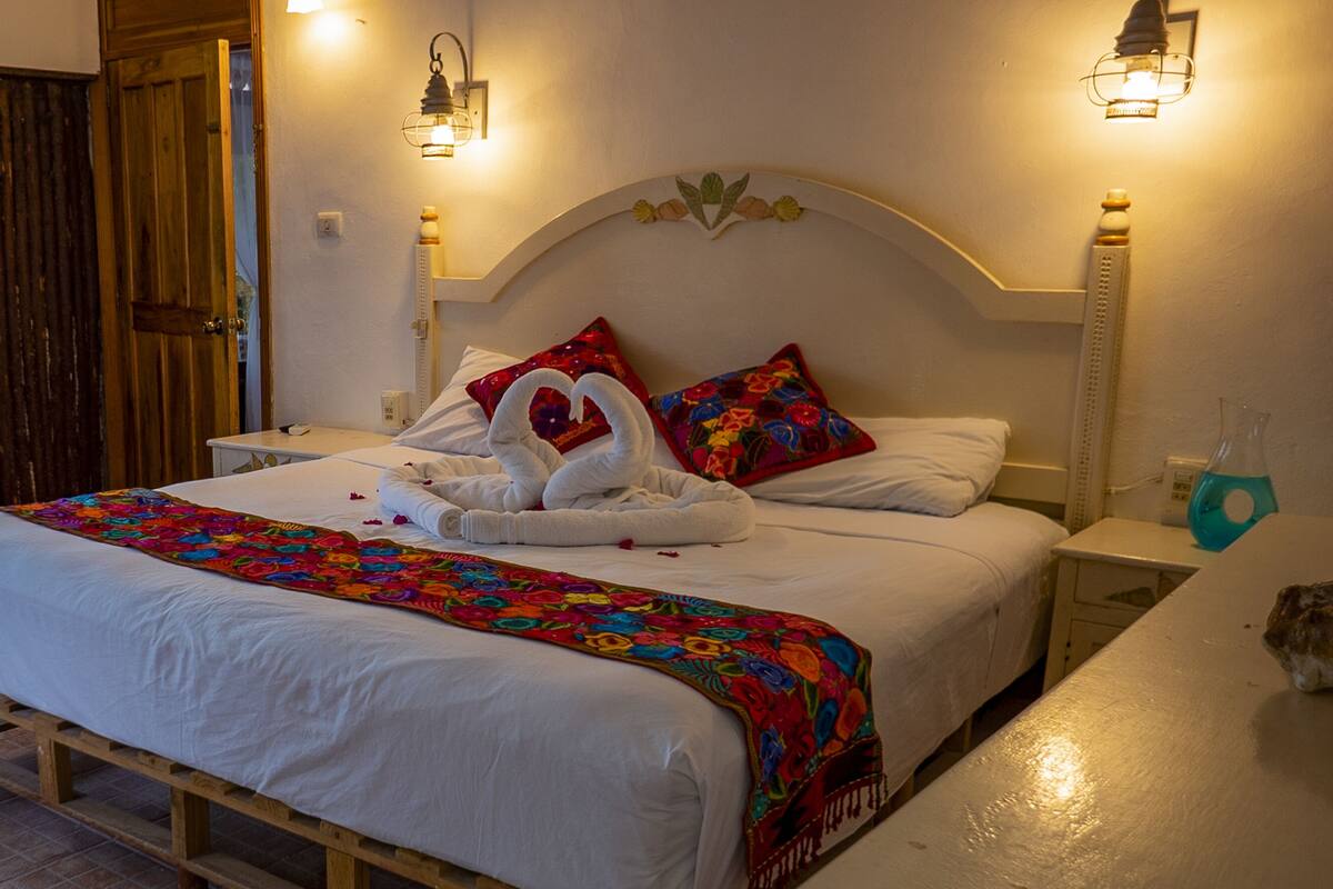 Cabana de Madeira Comfort, 1 cama king-size, casa de banho anexa, junto à praia | 1 quarto, secretária, secretária adequada para computadores portáteis