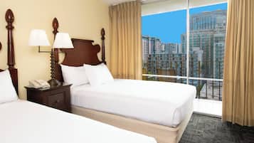 Quarto, 2 camas de casal, cozinha (Diamond Head View) | Cofres nos quartos, escrivaninha, espaço de trabalho para notebook