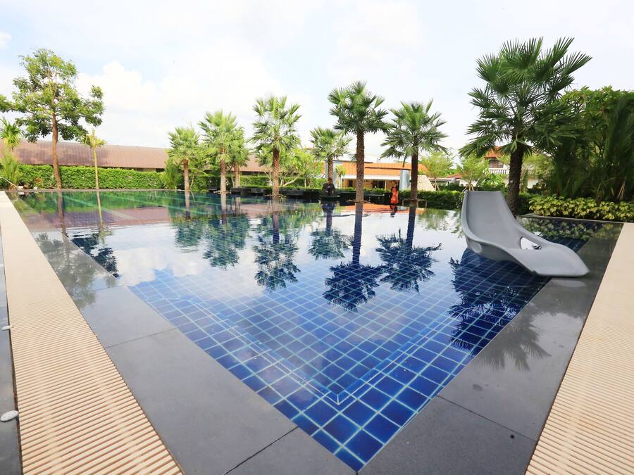 Piscina externa, espreguiçadeiras