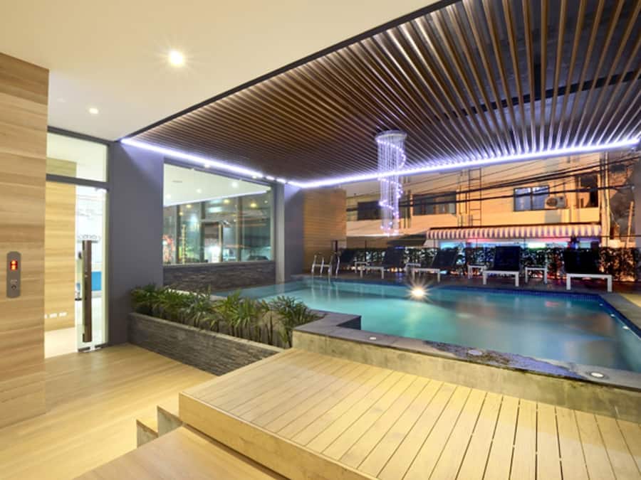 Piscina interior, espreguiçadeiras