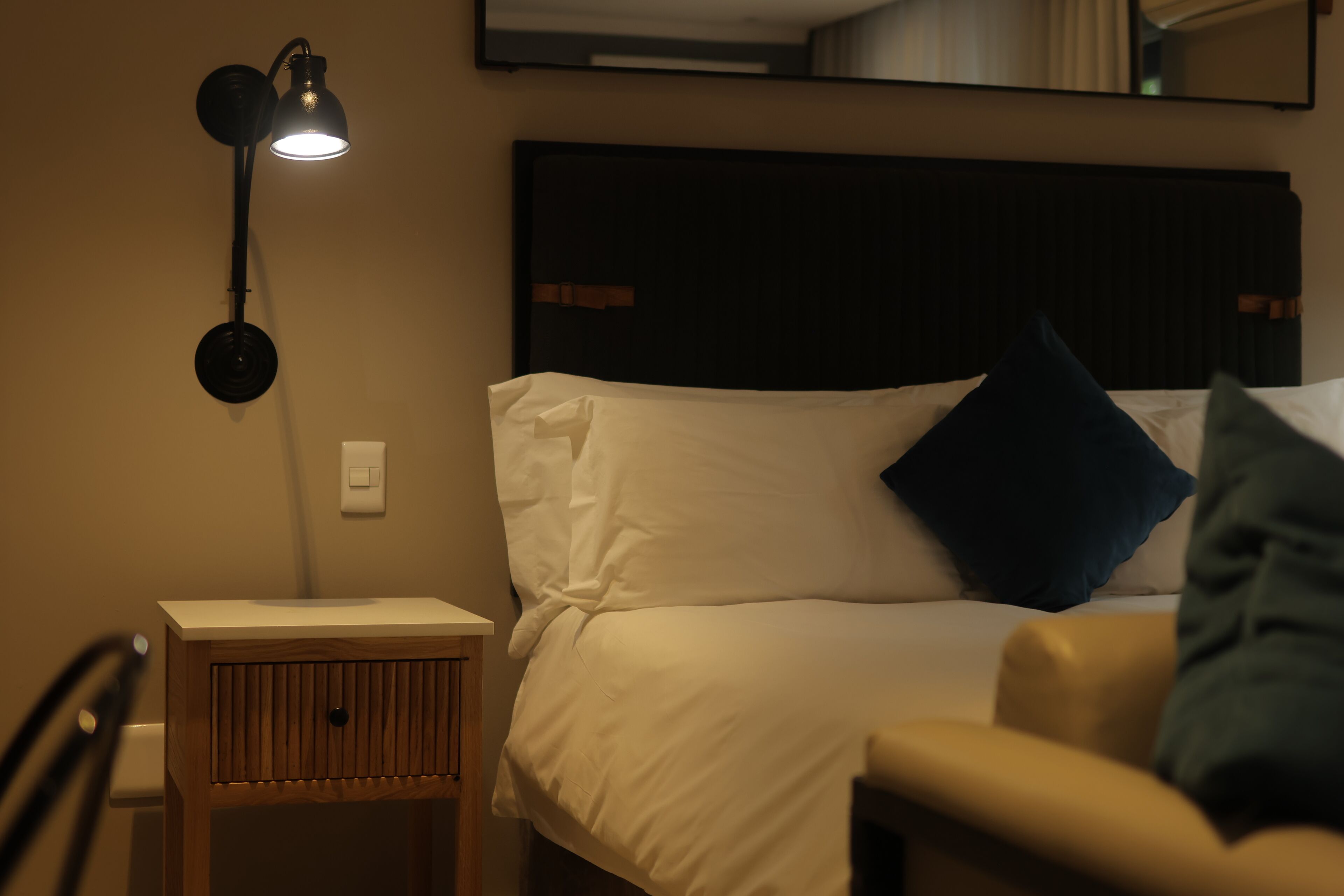 Apartamento, 2 quartos (Garden) | Roupa de alta qualidade, cofre com capacidade para portátil, secretária 