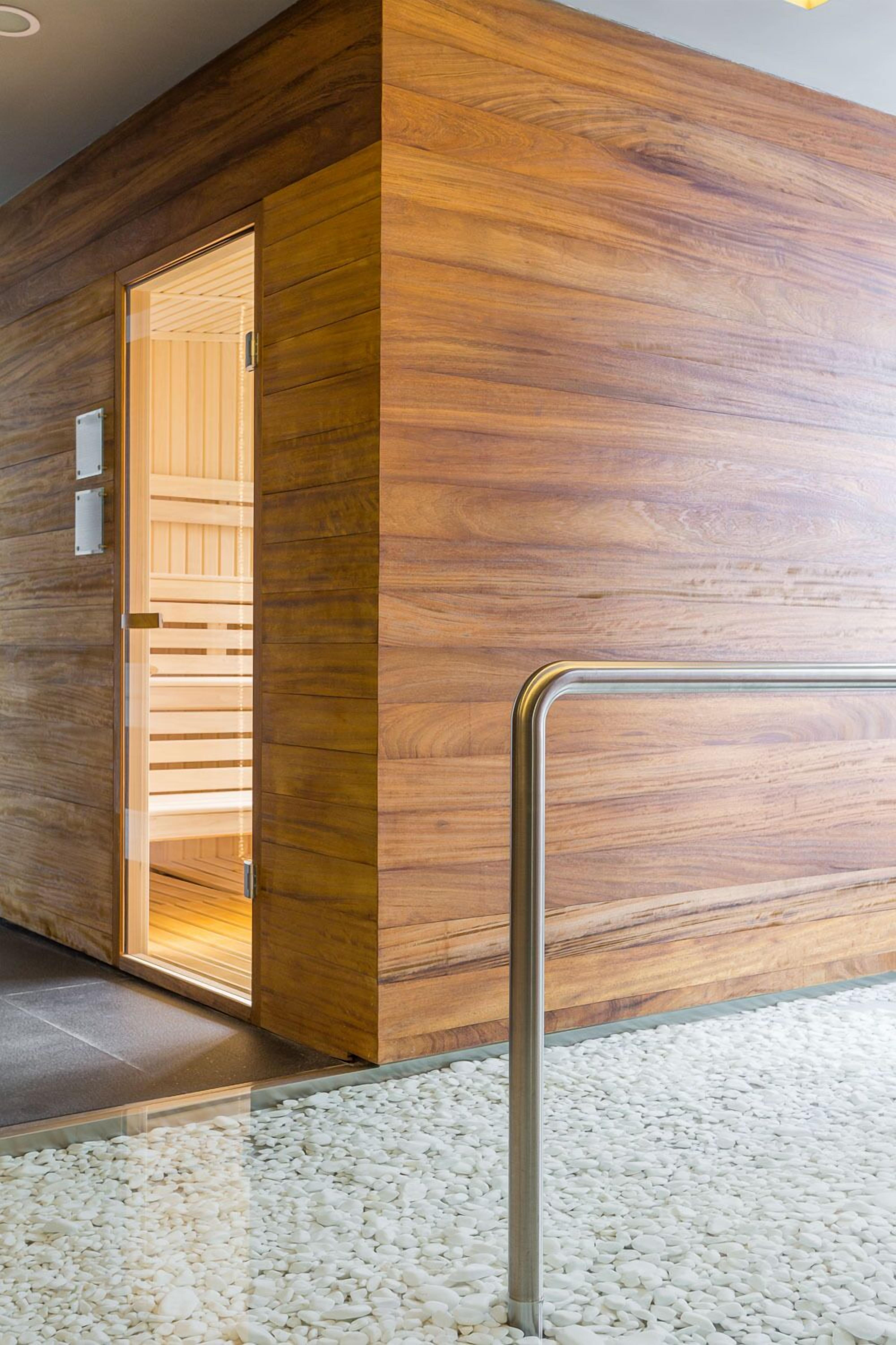 Um interior moderno com uma parede de madeira e uma porta de vidro que dá para um quarto.
