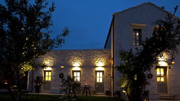 Fachada da propriedade à noite