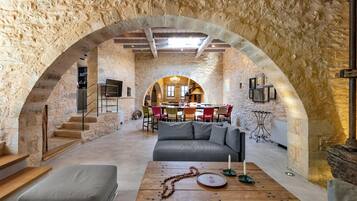 TV de tela plana 40 polegadas com canais a cabo, TV, lareira