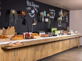 Pequeno-almoço tipo buffet diário mediante uma taxa 
