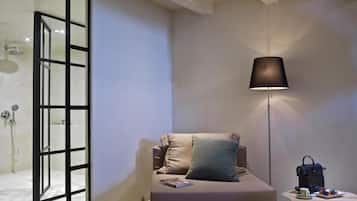 Suíte superior (Kotsifali, 2-storey) | Sala de estar | TV de tela plana 32 polegadas com canais via satélite, TV