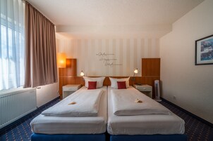 Quarto casal standard | Frigobar (abastecido com itens grátis), cofres nos quartos, escrivaninha