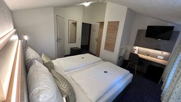 Quarto casal conforto | Frigobar (abastecido com itens grátis), cofres nos quartos, escrivaninha