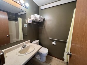 Uma combinação polibã/banheira, artigos de higiene pessoal grátis 