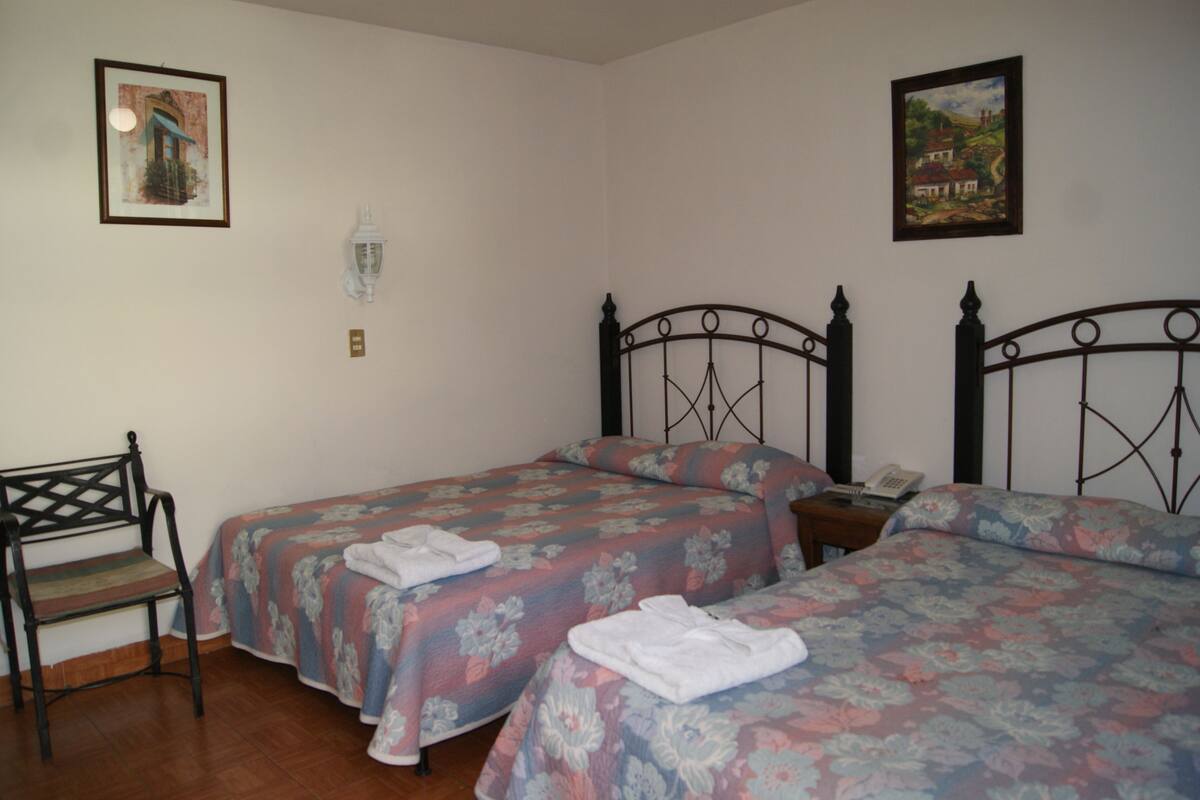 Quarto Triplo Standard, 2 camas de casal | Ferro/tábua de engomar, Wi-fi grátis, roupa de cama fornecida 