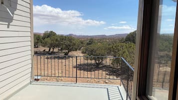 Quarto Individual Premium, várias camas, banheira de hidromassagem grande, vista para a montanha | Terraço/pátio interior