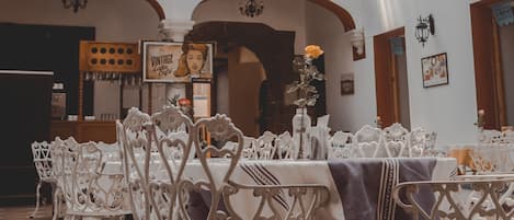 Café da manhã, almoço e jantar; culinária regional