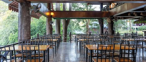 Pequenos-almoços, almoços, jantares servidos, cozinha tailandesa