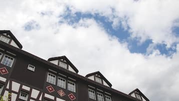 Um edifício tradicional em enxaimel, com várias janelas e telhado íngreme.