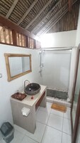 Quarto Superior, 1 cama queen-size | Casa de banho | Um polibã, artigos de higiene pessoal grátis, um secador de cabelo 