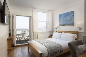 Quarto casal luxo, 1 cama de casal, sacada, vista para o mar | Escrivaninha, ferros/tábuas de passar roupa, Wi-Fi de cortesia