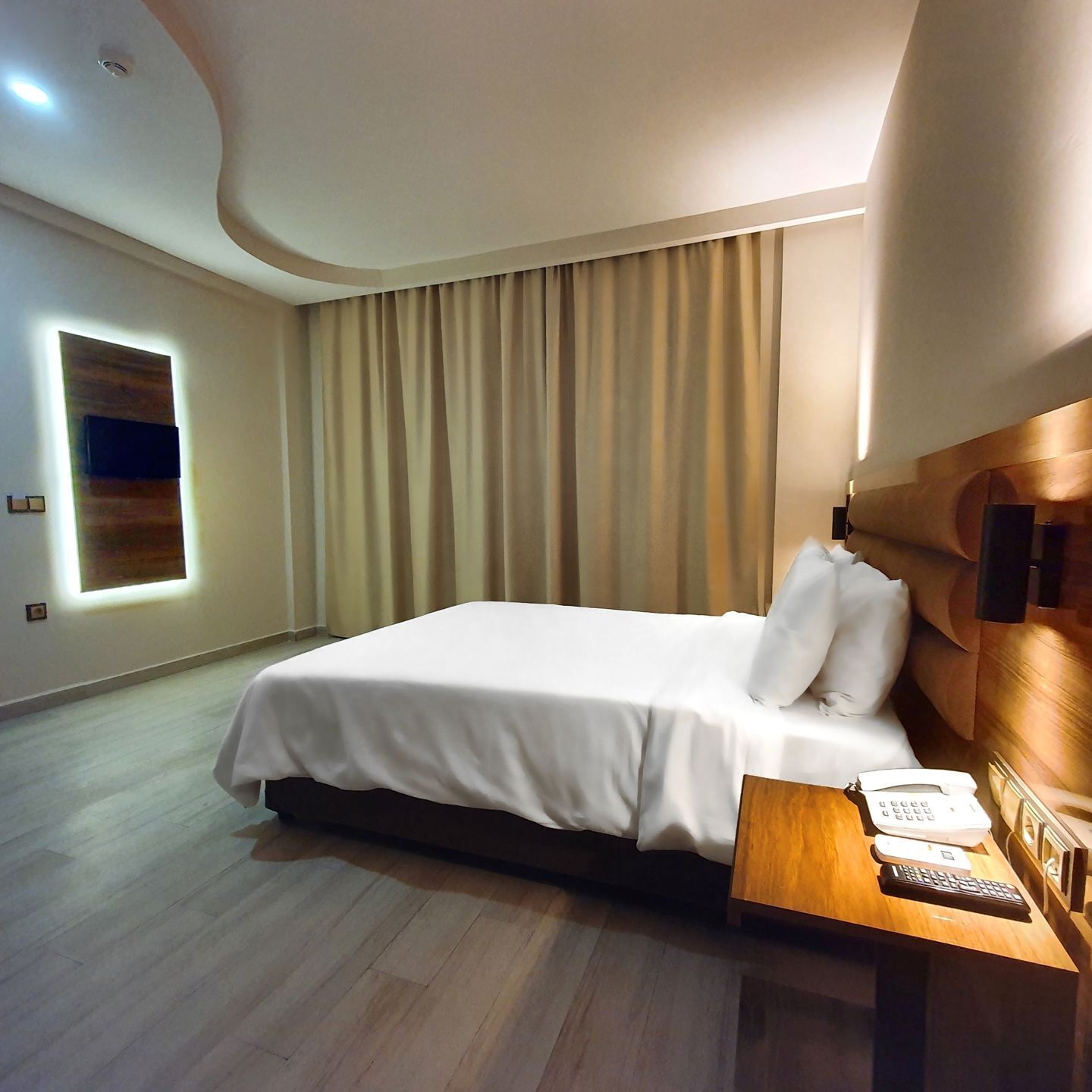 Roupas de cama premium, escrivaninha, espaço de trabalho para notebook