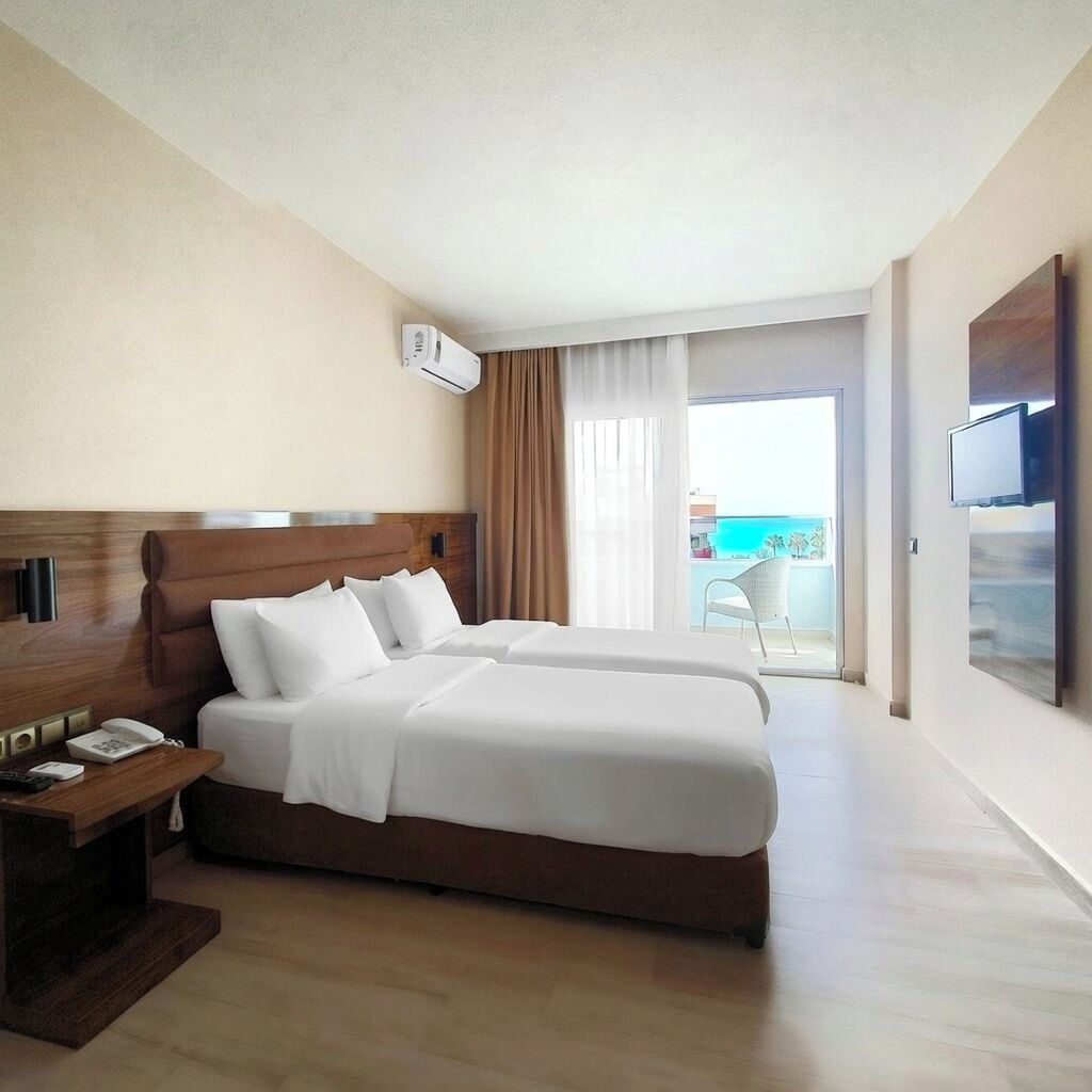 Roupas de cama premium, escrivaninha, espaço de trabalho para notebook