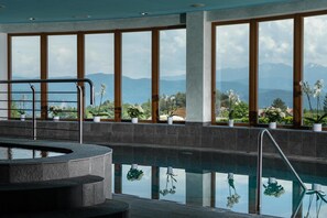 Piscina interior, piscina exterior, espreguiçadeiras 