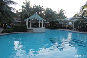 Piscina externa, espreguiçadeiras