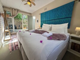 Quarto casal ou duplo básico | Cortinas blackout, ferros/tábuas de passar roupa, Wi-Fi de cortesia