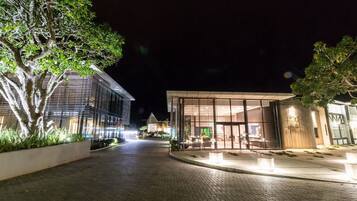 Fachada da propriedade à noite