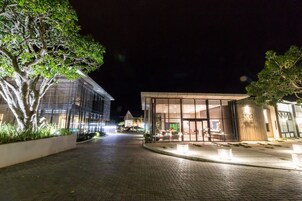 Fachada da propriedade à noite