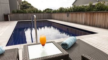 Piscina externa, espreguiçadeiras