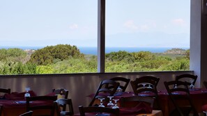 Café da manhã, almoço e jantar; local e internacional 