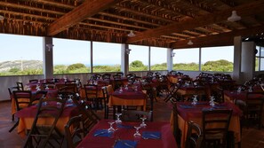 Café da manhã, almoço e jantar; local e internacional 