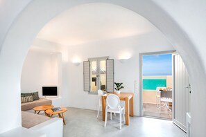 Private Aegean Pool Suite, Plunge Pool | Roupa de alta qualidade, minibar, cofre no quarto, secretária 