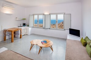 Private Aegean Pool Suite, Plunge Pool | Roupa de alta qualidade, minibar, cofre no quarto, secretária 