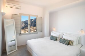 Private Aegean Pool Suite, Plunge Pool | Roupa de alta qualidade, minibar, cofre no quarto, secretária 