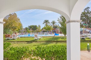 Apartamento Premium, varanda, vista para a piscina | Cofre no quarto, Wi-fi grátis, roupa de cama fornecida