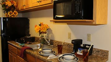 Suite Superior, 2 camas de casal, cozinha, no rés do chão | Cozinha privada | Um frigorífico, um micro-ondas, uma cafeteira/bule