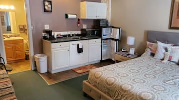 Estúdio Standard, 1 cama queen-size, kitchenette | Cozinha privada | Um frigorífico, um micro-ondas, uma cafeteira/bule, Congelador