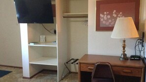 Quarto, 2 camas de casal | Área de estar | TV LED