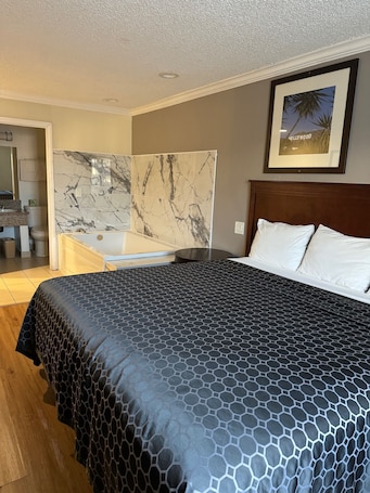 Quarto luxo, banheira de hidromassagem | Escrivaninha, ferros/tábuas de passar roupa, Wi-Fi de cortesia. National Inn Garden Grove