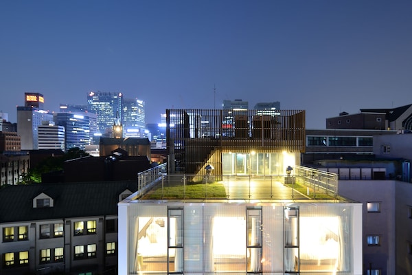 Fachada da propriedade à noite