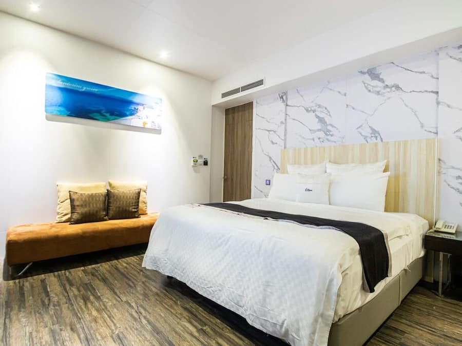 Quarto casal exclusivo | Roupas de cama premium, frigobar, escrivaninha, Wi-Fi de cortesia