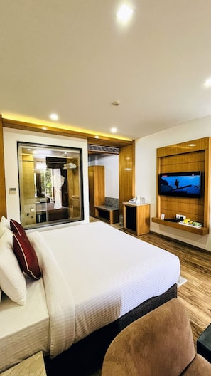 Quarto luxo, sacada | Roupas de cama premium, frigobar, cofres nos quartos, escrivaninha