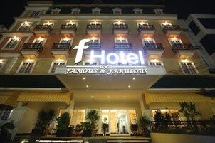 Fachada de hotel com varandas, um grande letreiro 'f Hotel' e o slogan 'Famoso & Fabuloso'.