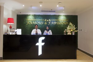 Uma receção com o logotipo do Facebook, uma lâmpada vermelha e uma planta decorativa.