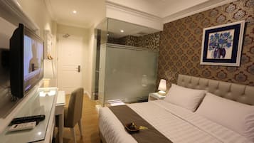 Cofres nos quartos, escrivaninha, cortinas blackout