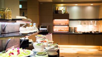 Café da manhã com buffet diário (TWD 450 por pessoa)