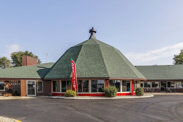 The Round Barn Lodge - Governor Dodge State Park, Dodgeville