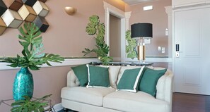 Superior Apartment, 2 Bedroom, With and Without Lift Access, Kitchenette | Sala de estar | TV de tela plana 32 polegadas com canais a cabo, TV