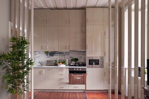 Apartment, 1 Bedroom, Without Lift Access, Kitchenette | Cozinha americana privada | Geladeira, micro-ondas, fogão, cooktop
