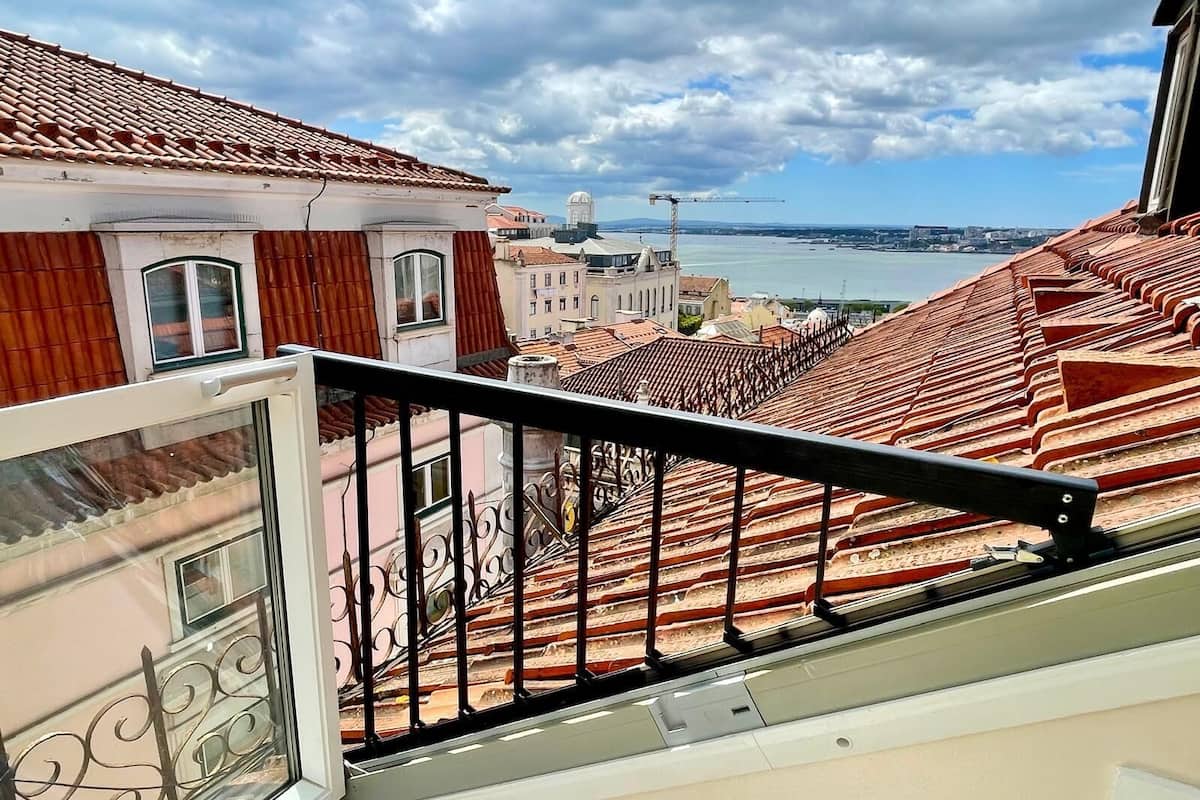 Uma varanda com vista para a cidade e o rio.