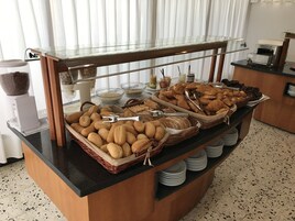 Pequeno-almoço tipo buffet diário (6 EUR por pessoa)